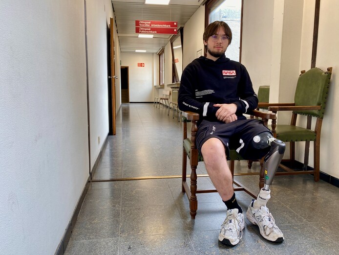 Yanni (19) verloor zijn been na ongeval, maar chauffeur schuift schuld ...