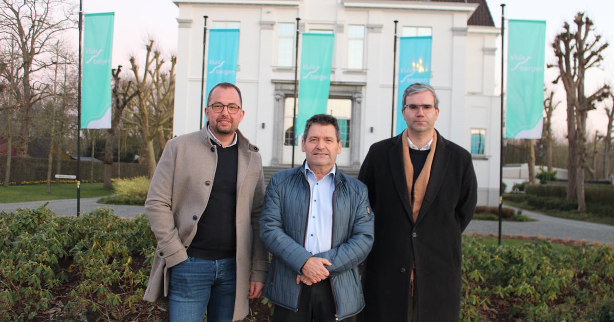 Voorzitter Emile Desimpel geeft de fakkel door aan Brecht Lietar (voor ...