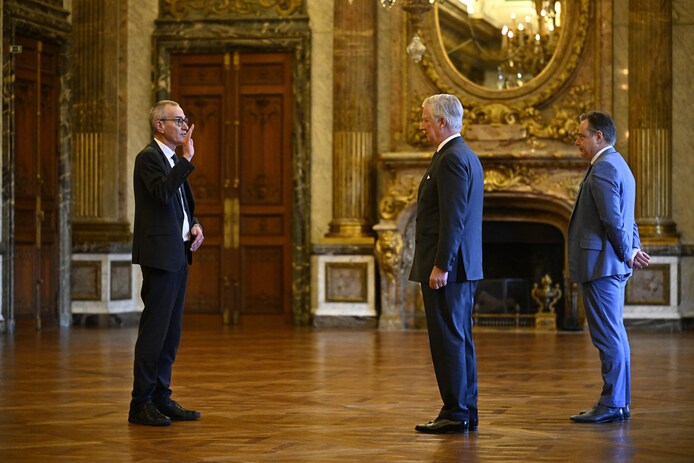 IN BEELD. Van De Wever (N-VA) die even de kluts kwijt is tot een wel ...