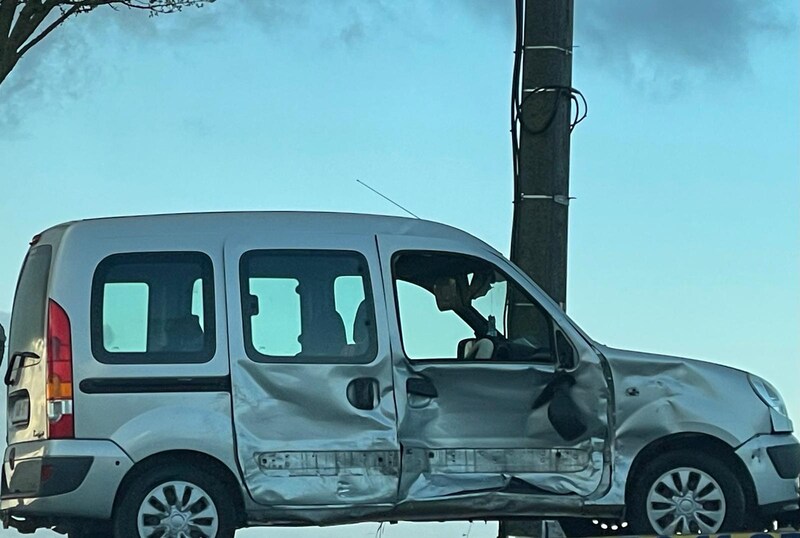 Vrouw (76) gewond bij botsing op kruispunt in Westrozebeke | Regio | HLN.be