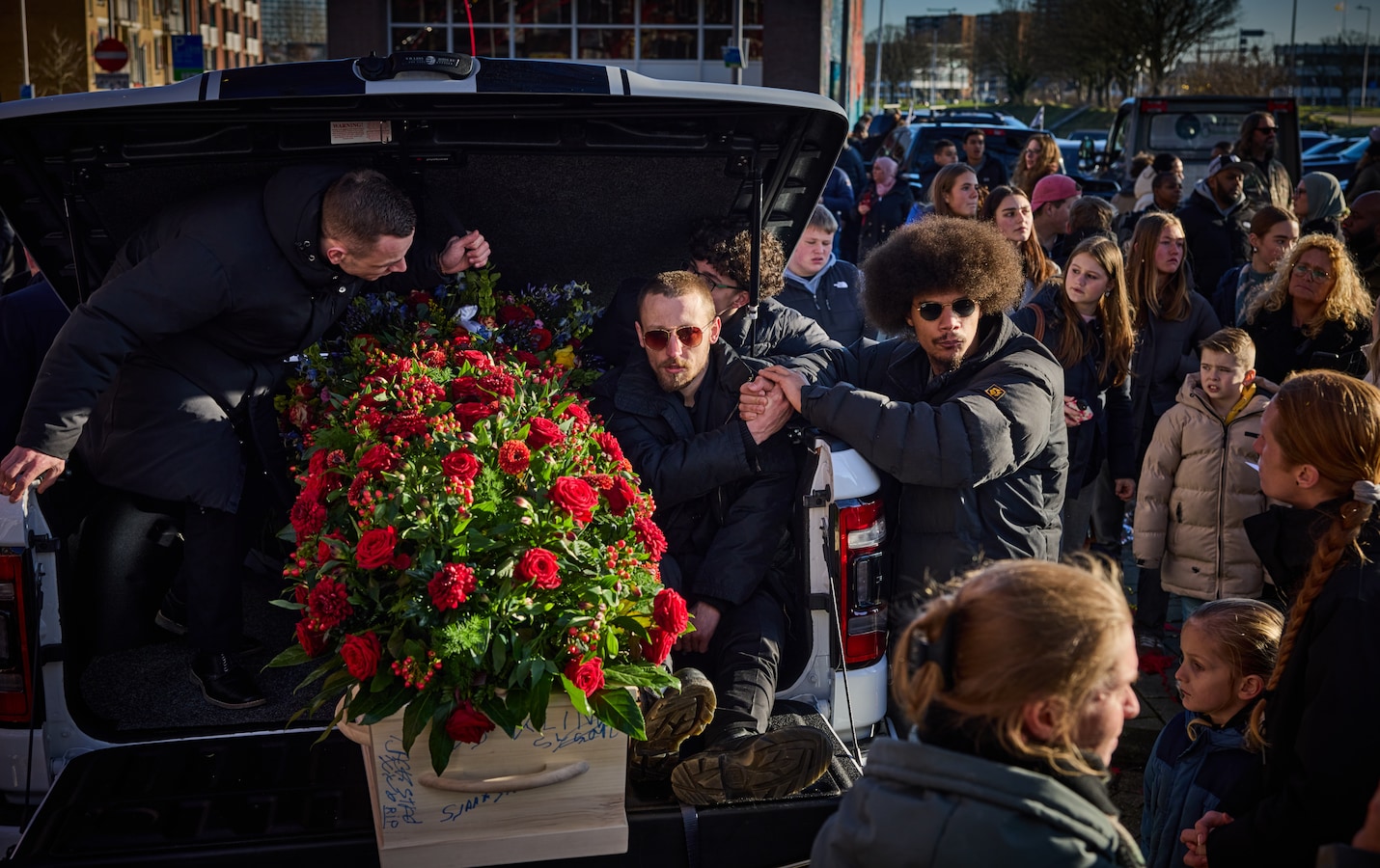 Emotioneel en opvallend afscheid van Jack (14), die stierf bij ...