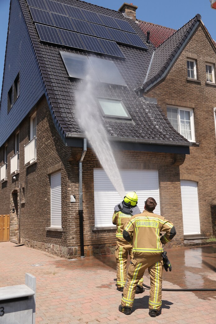 Brandweer moet ... zonnepanelen blussen die oververhit geraken | Sint ...