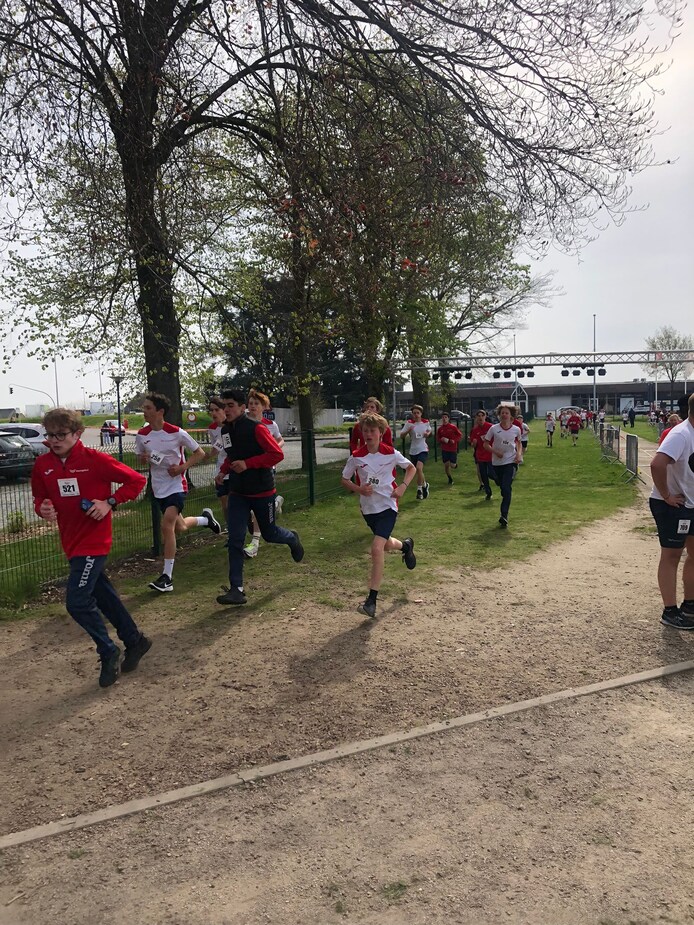 Leerlingen Mariagaard bekampen elkaar in de jaarlijkse veldloop ...