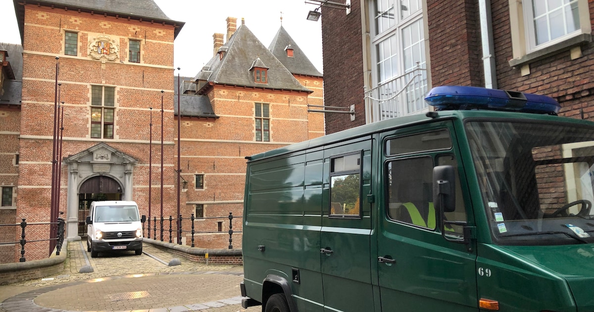 Werkstraf voor dealer die betrapt wordt met cocaïne in verborgen ruimte ...