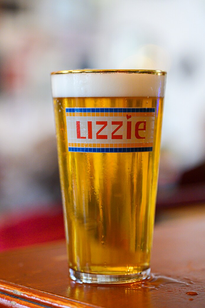 Cafébazin Lizzie viert tien jaar ondernemerschap met nieuw bier: “50% power - 42,5% liefde - 7,5 ...