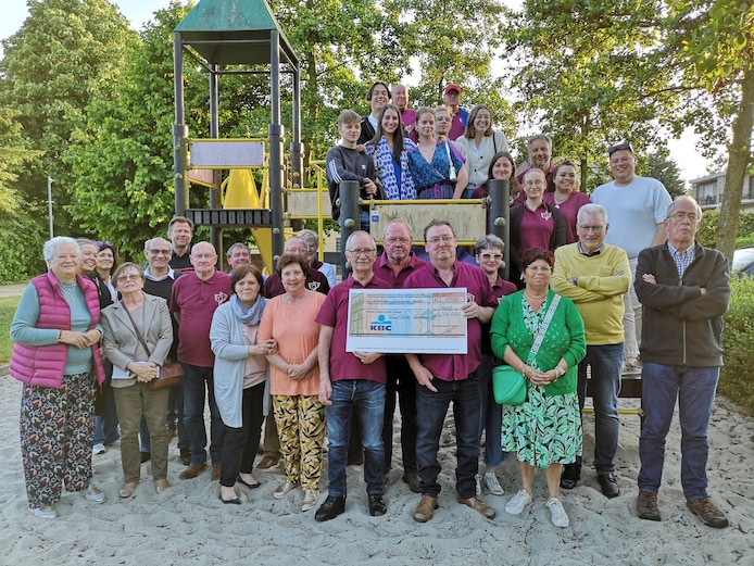 Na succesvolle reeks voorstellingen schenkt toneelkring 5.500 euro aan ...