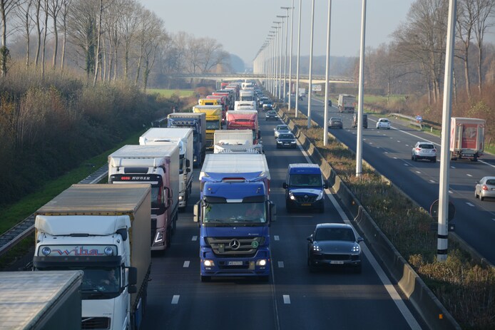 Drie kwartier file op E40 richting Oostende vanaf Nevele: rijstrook versperd ter hoogte van ...