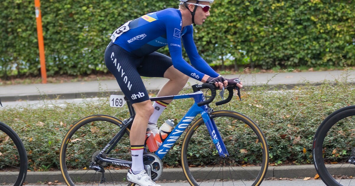 Alex Colman traint onder de Spaanse zon: “Alles verloopt hier in ...