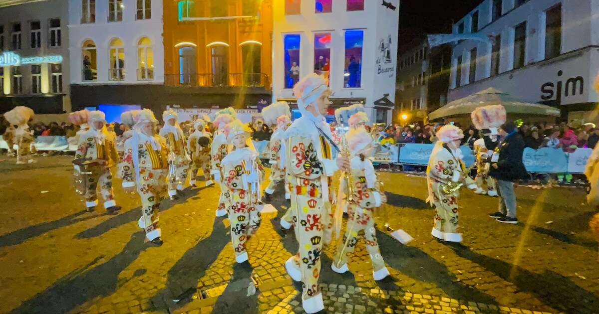 50 jaar Aalsterse Gilles en dus mochten zij de stoet afsluiten: “Wat ...