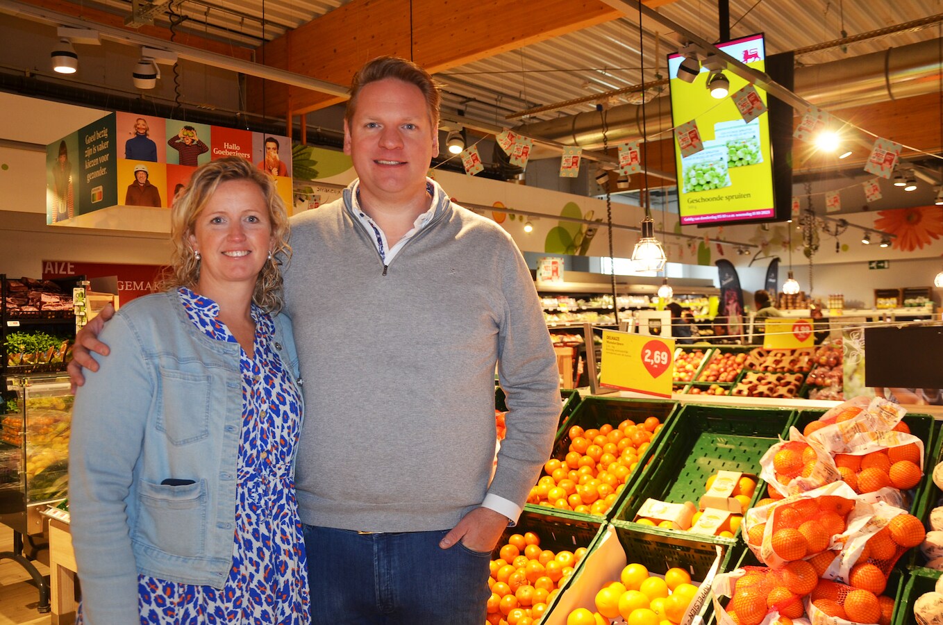 Klanten in hun nopjes met zelfstandige Delhaize-uitbaters Stijn en ...