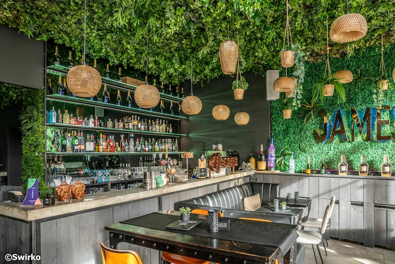 NET OPEN. James Bar in Aalst serveert nu ook smashed burgers | Regio ...