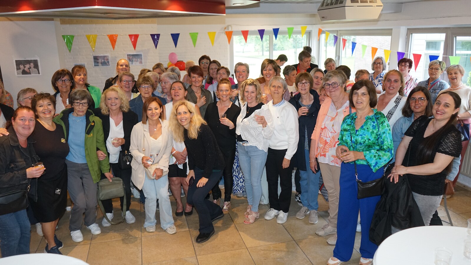 Personeel neemt afscheid van rusthuis Oude Notelaar tijdens sloopfeest ...