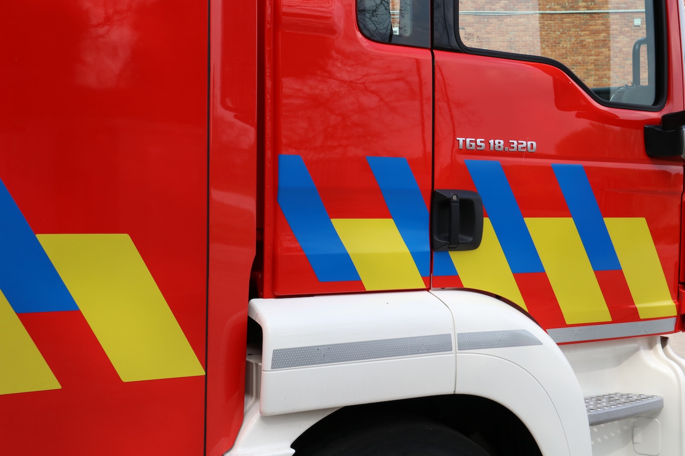 Voertuig komt tegen voordeur terecht, schade blijft beperkt | Foto | hln.be