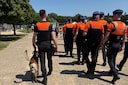 Na problemen met inklimmers: extra omheining en massale politie-inzet ...
