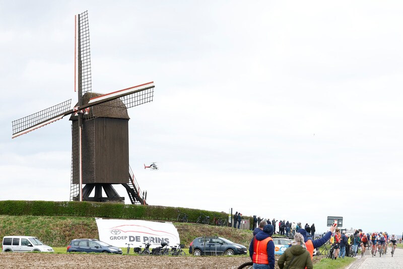 Merlier viert na straffe zege in Nokere Koerse met vriendin Cameron en ...