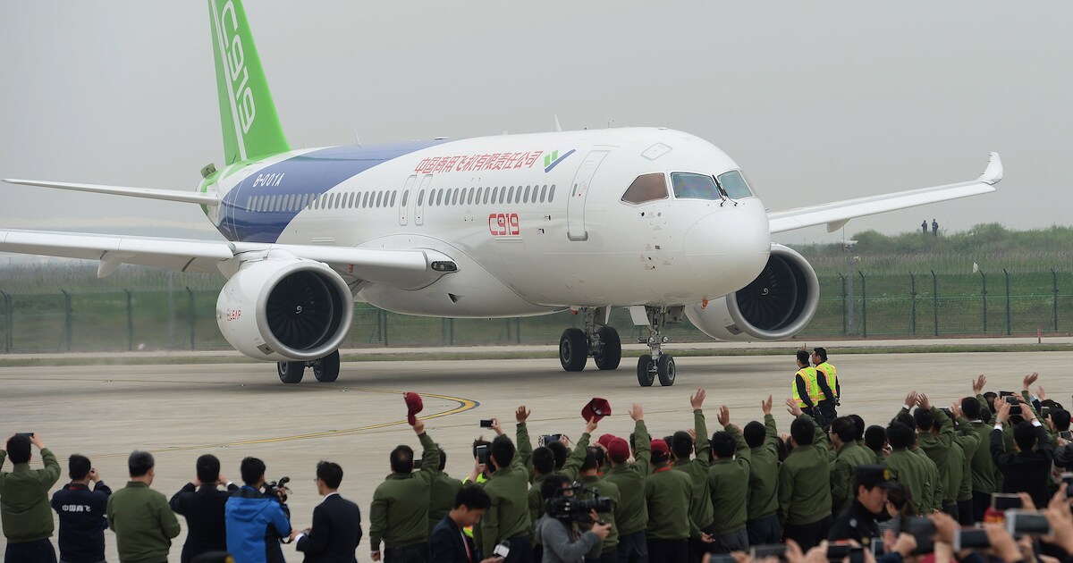 Chinese concurrent van Boeing en Airbus voert eerste passagiersvlucht ...