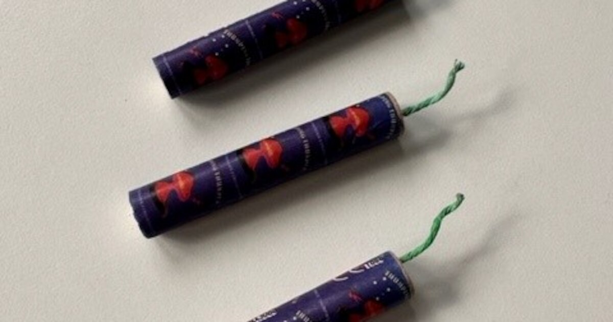 Wijkteam Linkeroever zet roekeloze bromfietser met vuurwerk op zak aan de kant | Antwerpen | hln.be