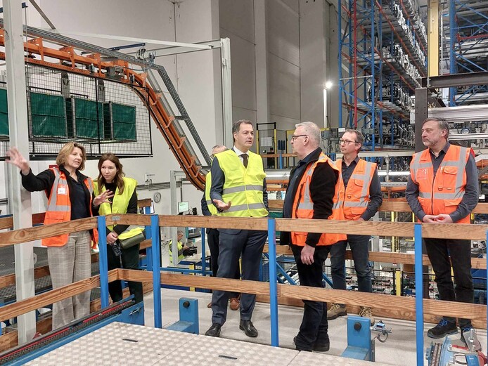 Premier De Croo brengt bezoek aan autozetelleverancier Adient ...