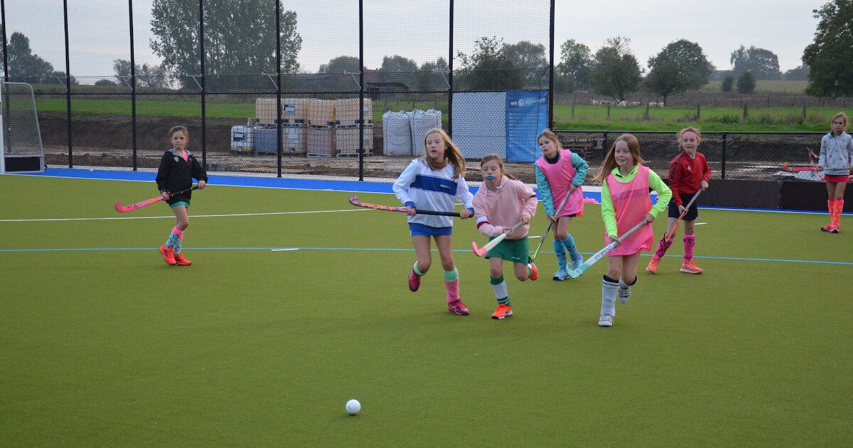 Meisjes leren kennismaken met hockey tijdens Girls Only-event bij ...