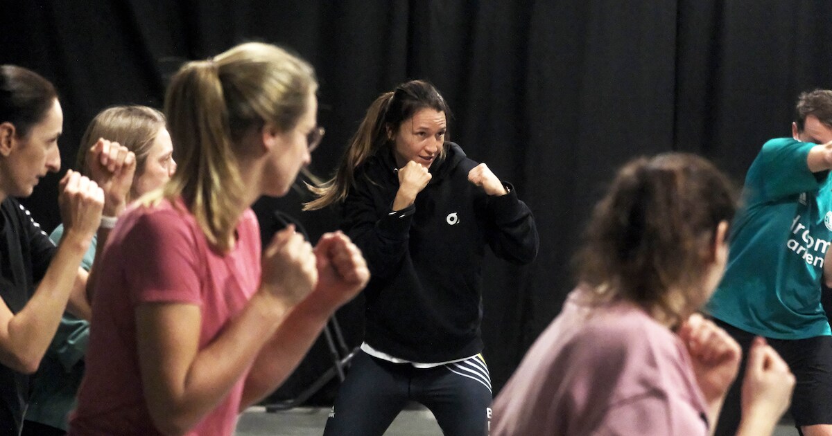 Olympisch bokster Oshin Derieuw geeft medewerkers van H. Hart in ...