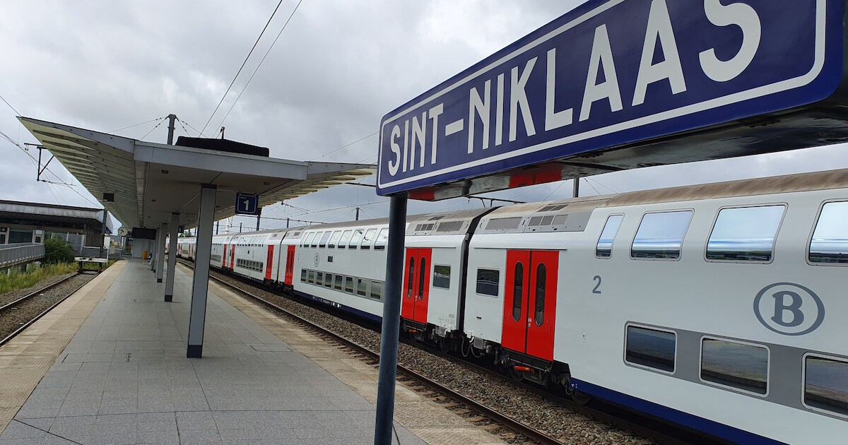 Verwarde man loopt op treinspoor: politie brengt hem over naar cel ...
