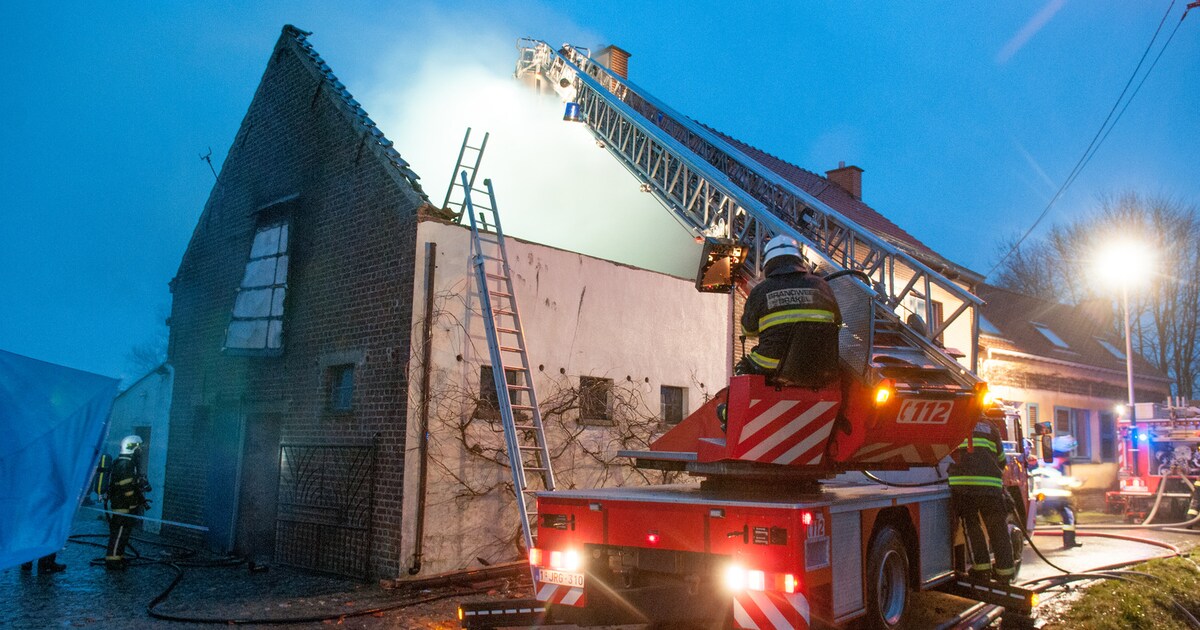Brandweerman valt drie meter diep bij blussen uitslaande brand | Brakel ...