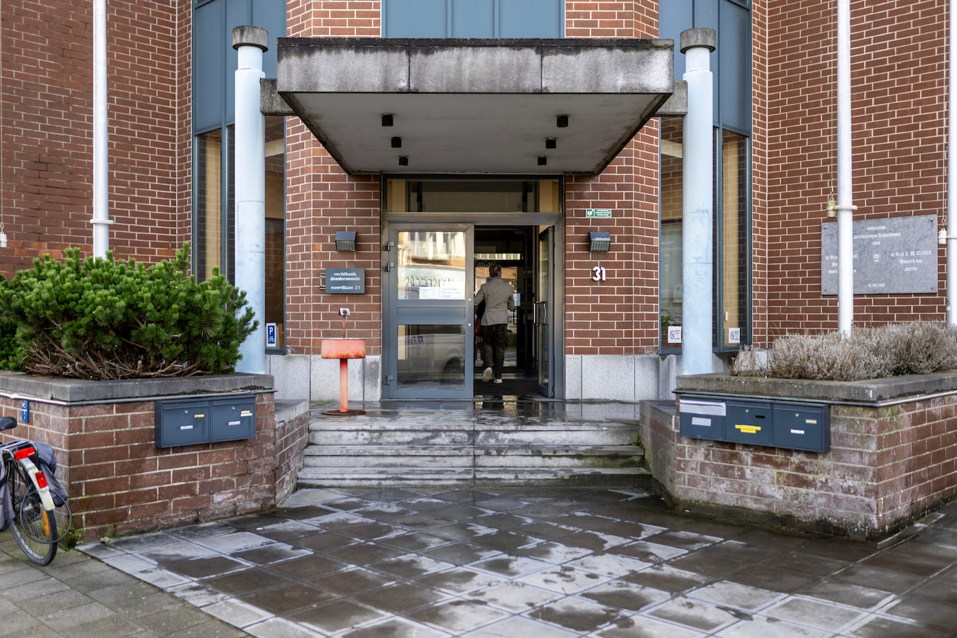 Bromfietser vlucht weg van politie met 12-jarige dochter bij zich ...