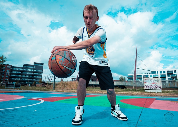 Joeri (26) overleefde als bij wonder dodehoekongeval met vrachtwagen, nu brengt hij rapnummer ...