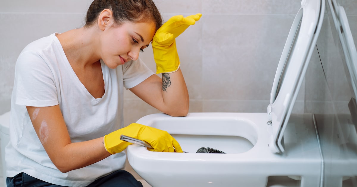 Zwarte aanslag in het toilet? Zes simpele manieren om af te rekenen met ...