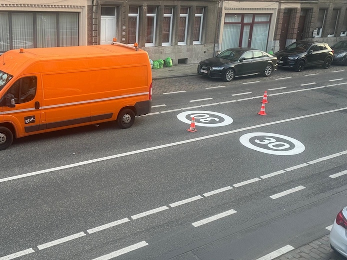 Na zone 30-bord, nu ook signalisatie op de weg: snelheid is verlaagd op drukke invalsroute aan ...