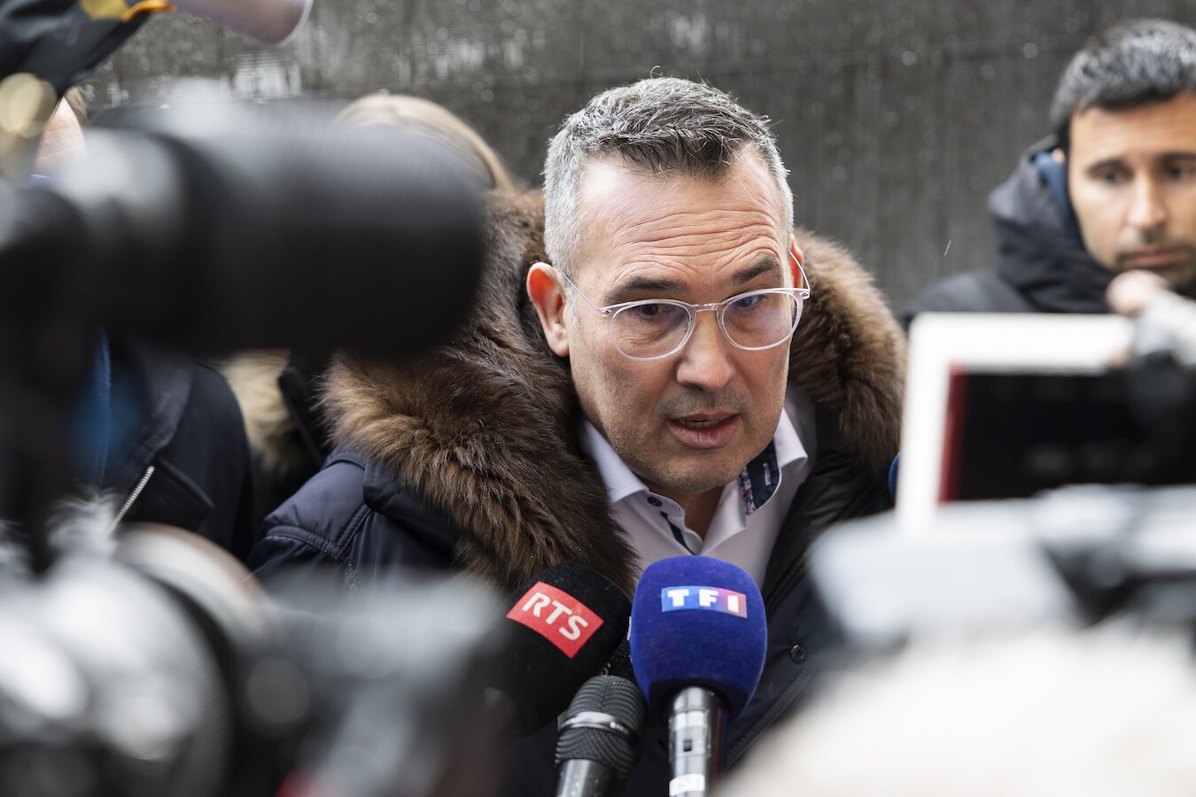 KIJK. “Jullie hebben onze kinderen vermoord!”: politie moet Moretti’s ...