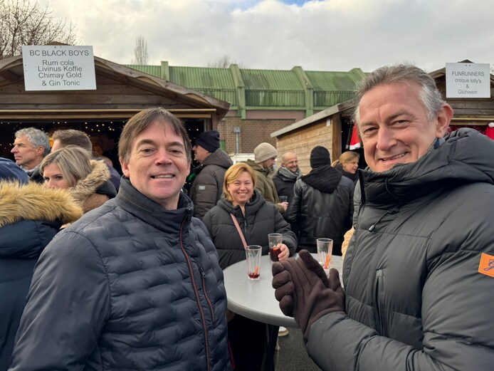 IN BEELD. Koud, maar gezellig: enorme opkomst voor gemeentelijke ...