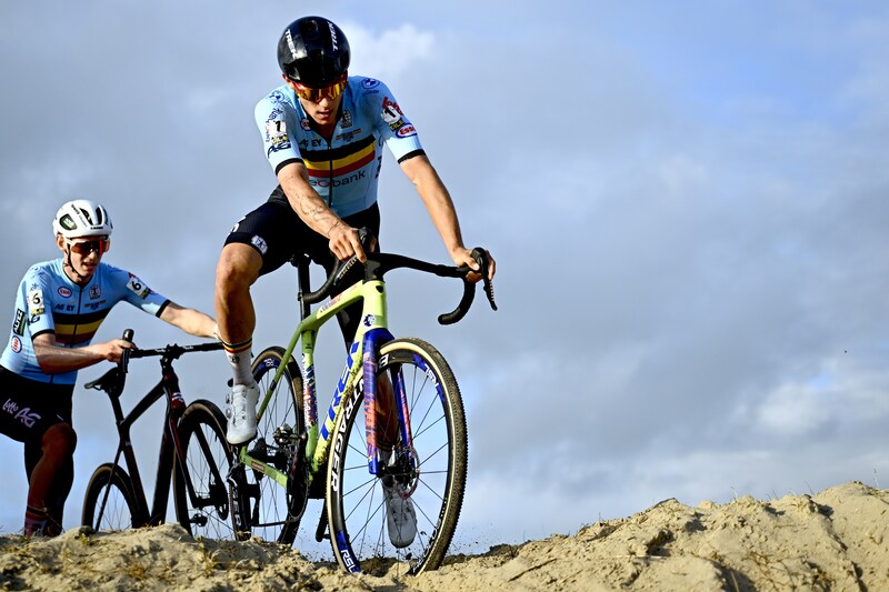 “Mijn tweede carrière begint vandaag”: Toon Aerts laat tranen de vrije ...
