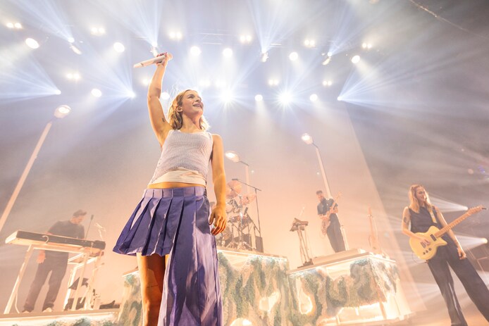 Pommelien Thijs vraagt fan om podiumoutfit te ontwerpen: “Ineens stond ...