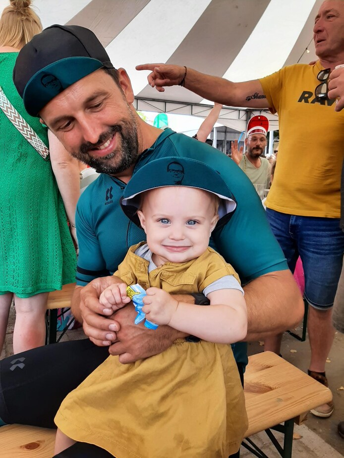 Wielertoeristen herdenken plotsklaps overleden kameraad met benefiet ...