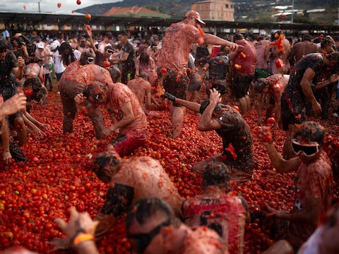 IN BEELD. Straat kleurt rood tijdens massaal tomatengevecht met 40 ton ...