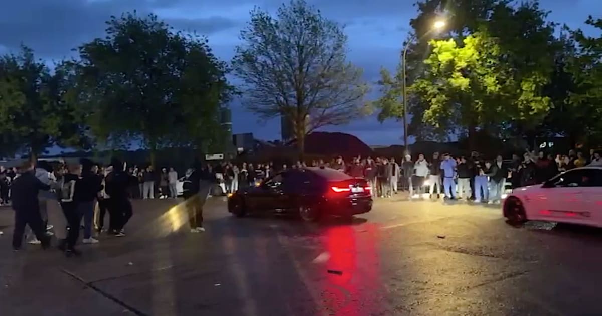 KIJK. Honderden autofans troepen samen voor illegale straatrace op ...