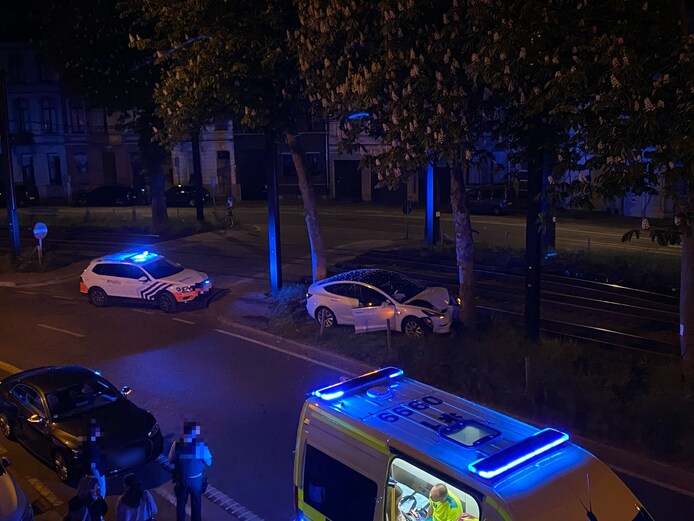Tesla-bestuurder crasht tegen boom in Gent, buurt ongerust: “’s Nachts ...