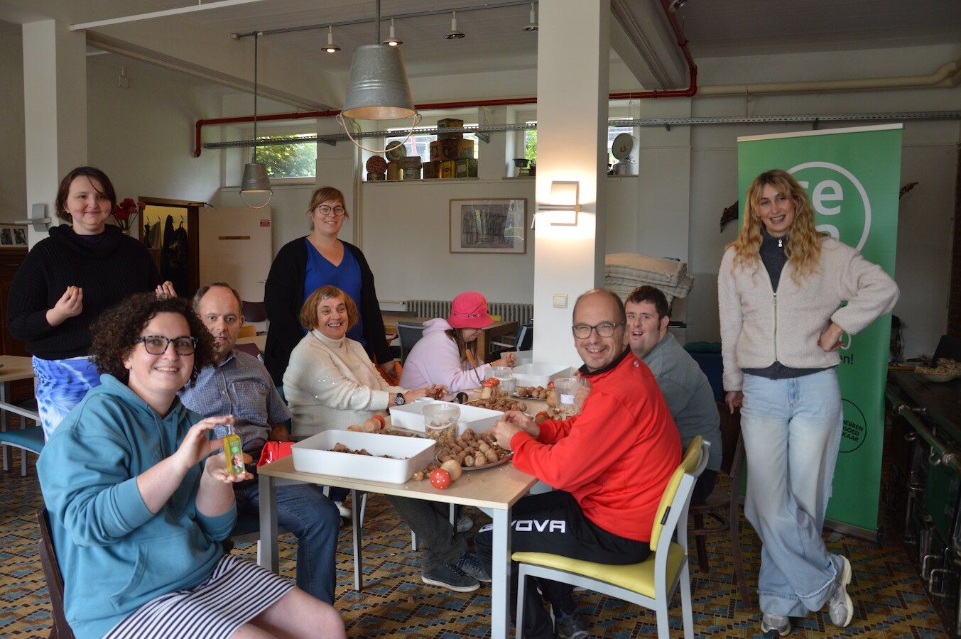 Bewoners van Zonnelied kraken walnoten tot olie voor Notenkrakken-actie ...