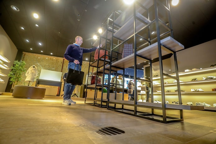 Schoenenwinkel Ralet in Knokke alweer open, daags nadat wagen etalage ...
