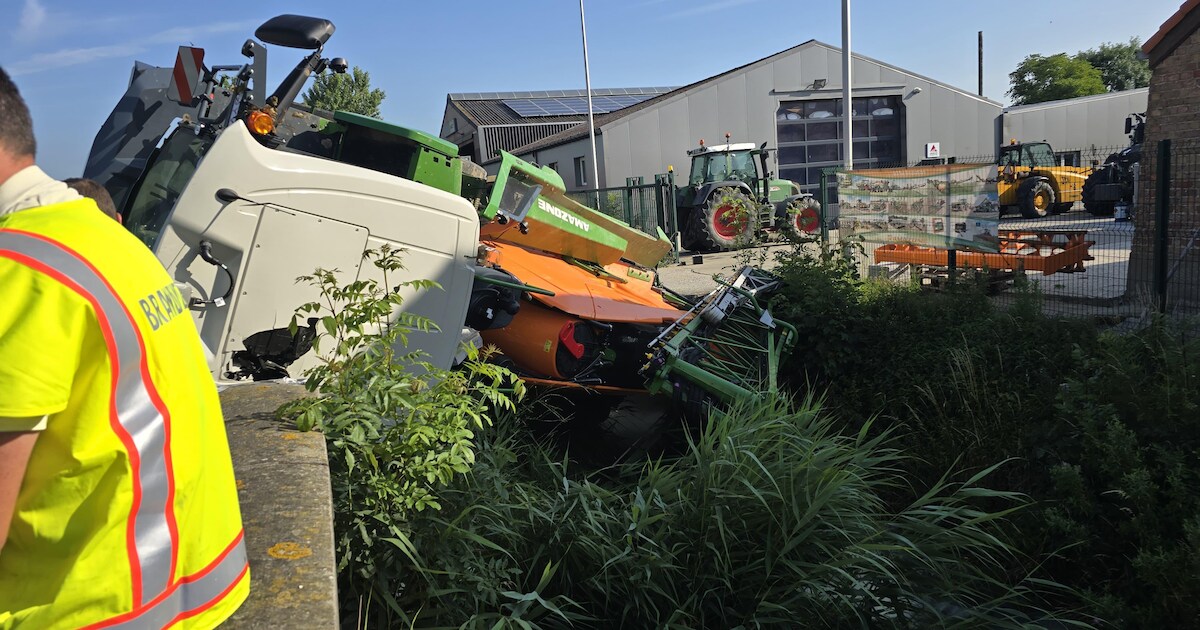 Man (62) kantelt met sproeiwagen van smal bruggetje in Veurne en ...