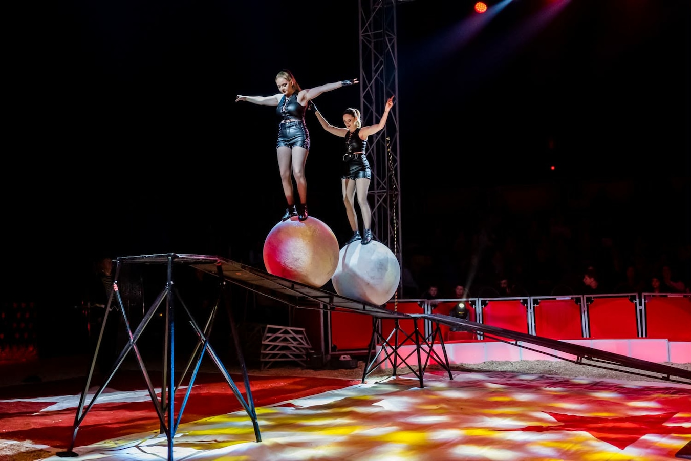 Circus Pipo palmt parking van Euro Shop in met familieshow | Foto | hln.be