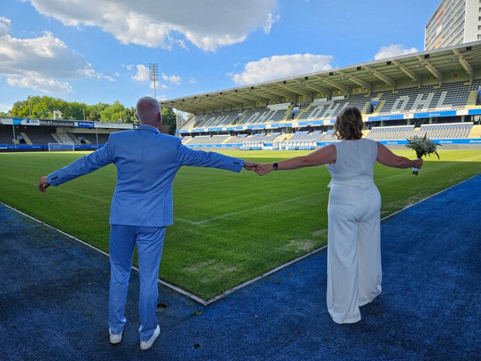 OH Leuven-superfans Inge (44) en Robby (43) vieren huwelijk in Den ...