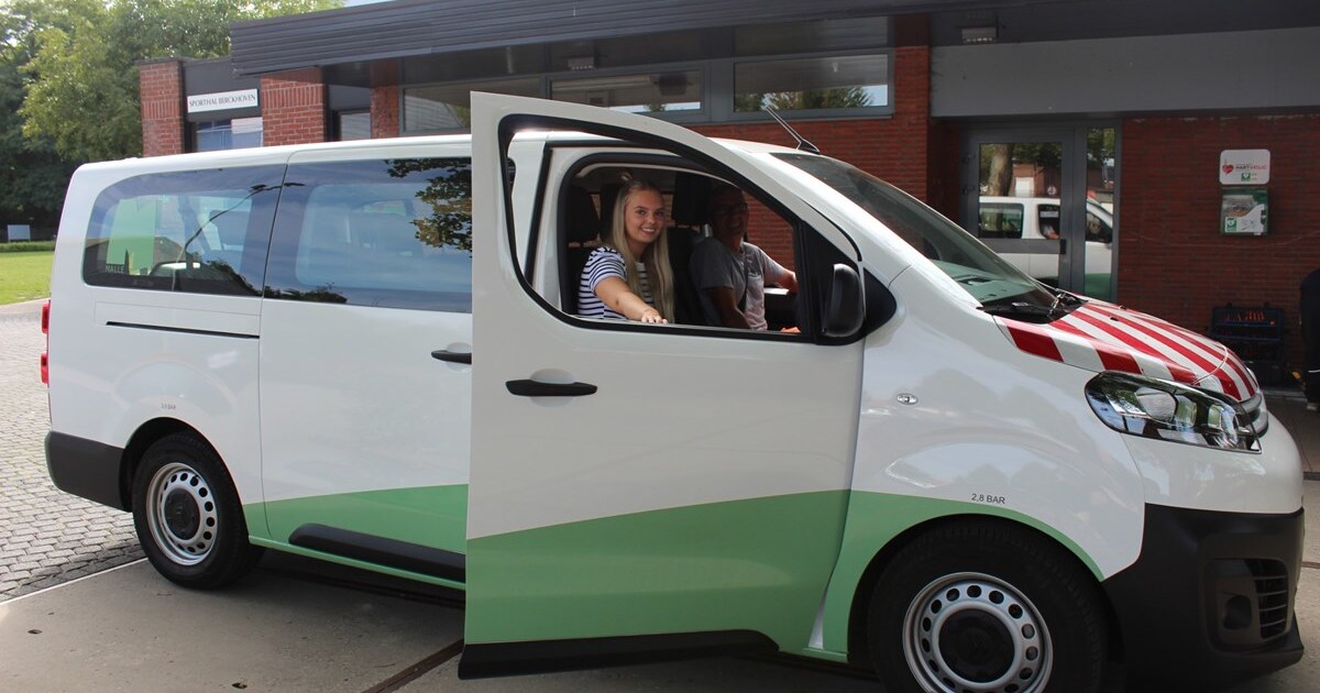 Nieuw elektrisch busje vervoert kinderen tussen school en ...