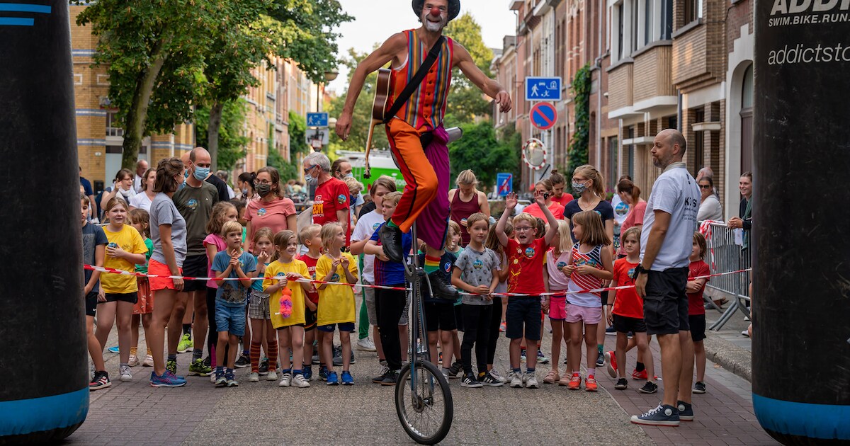 De Ronde Van Mortsel-dorp loopt door Sint-Benedictuskerk en wordt ...