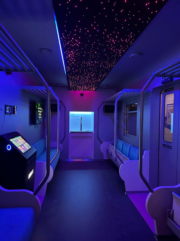 Axel (27) strijkt neer in Gent met zijn uniek karaokeconcept: “Zes ...