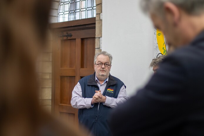 “In twee jaar al 400 scholen vernield”: kunstkenner doneert opbrengst ...