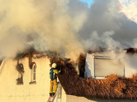 Blikseminslag veroorzaakt zware brand in woning met rieten dak in ...