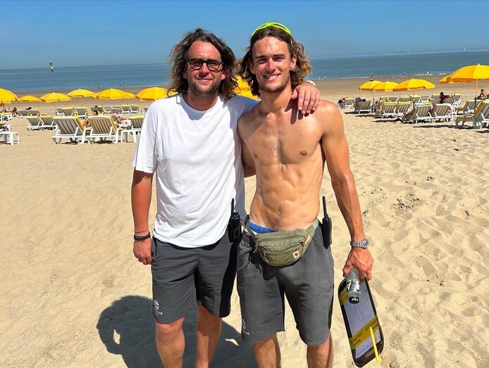 Hij droomde van een carrière als wielerprof, nu opent Maxim (26) eigen ...