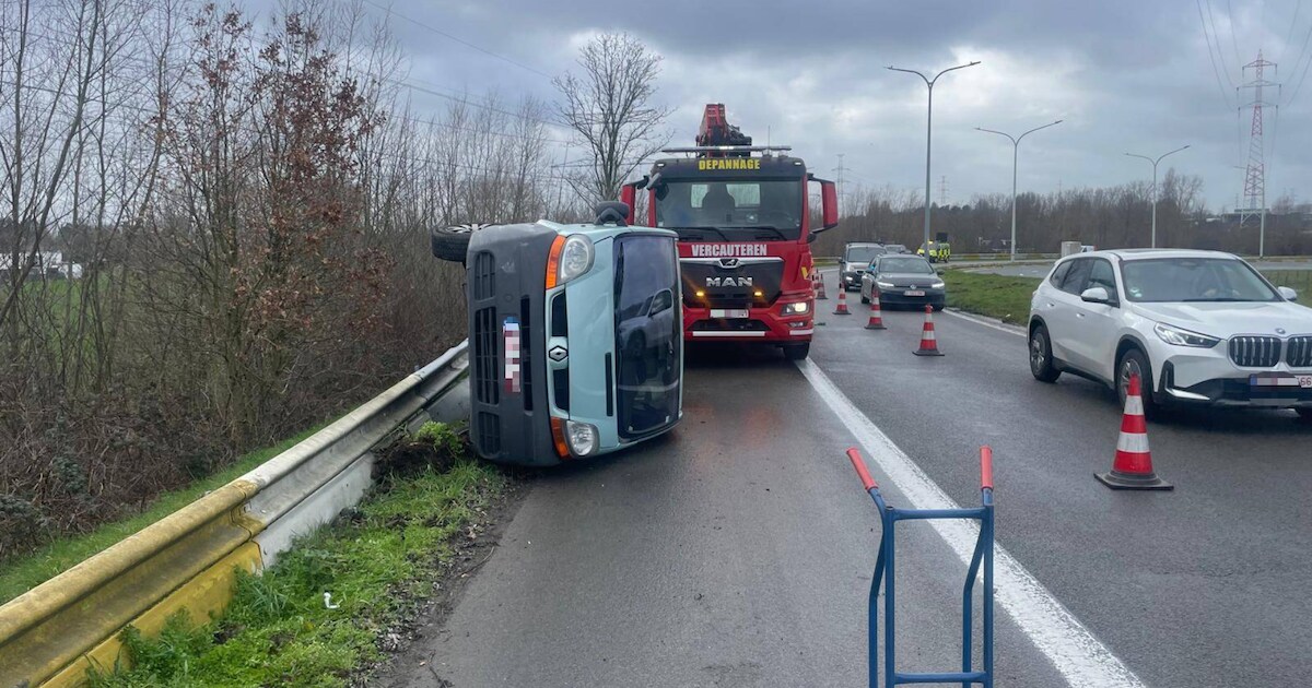 Bestelwagen kantelt op flank op afrit E17 in Sint-Niklaas: twee ...